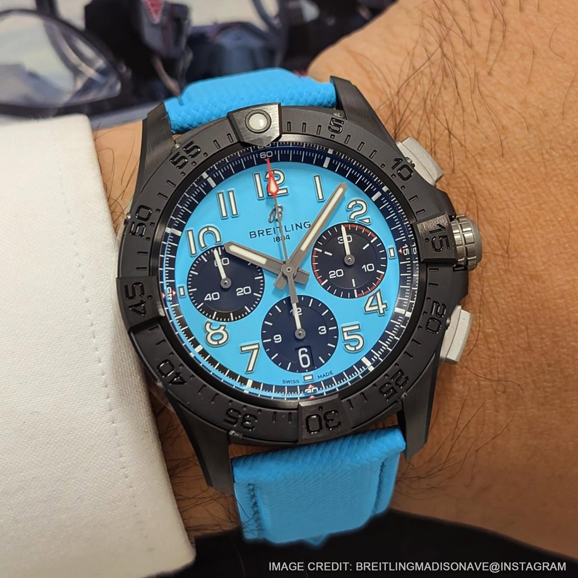 Breitling百年靈Avenger B01夜間任務亮眼綠松色評測 + 歷史 – 太空人腕時計TW